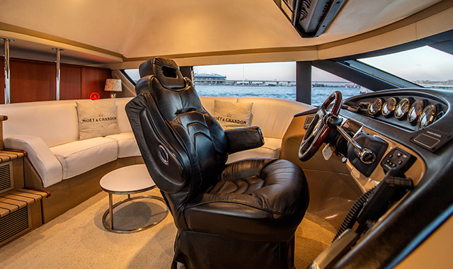 Прогулка на яхте Carver 60 Miami с капитаном на развод мостов в ...